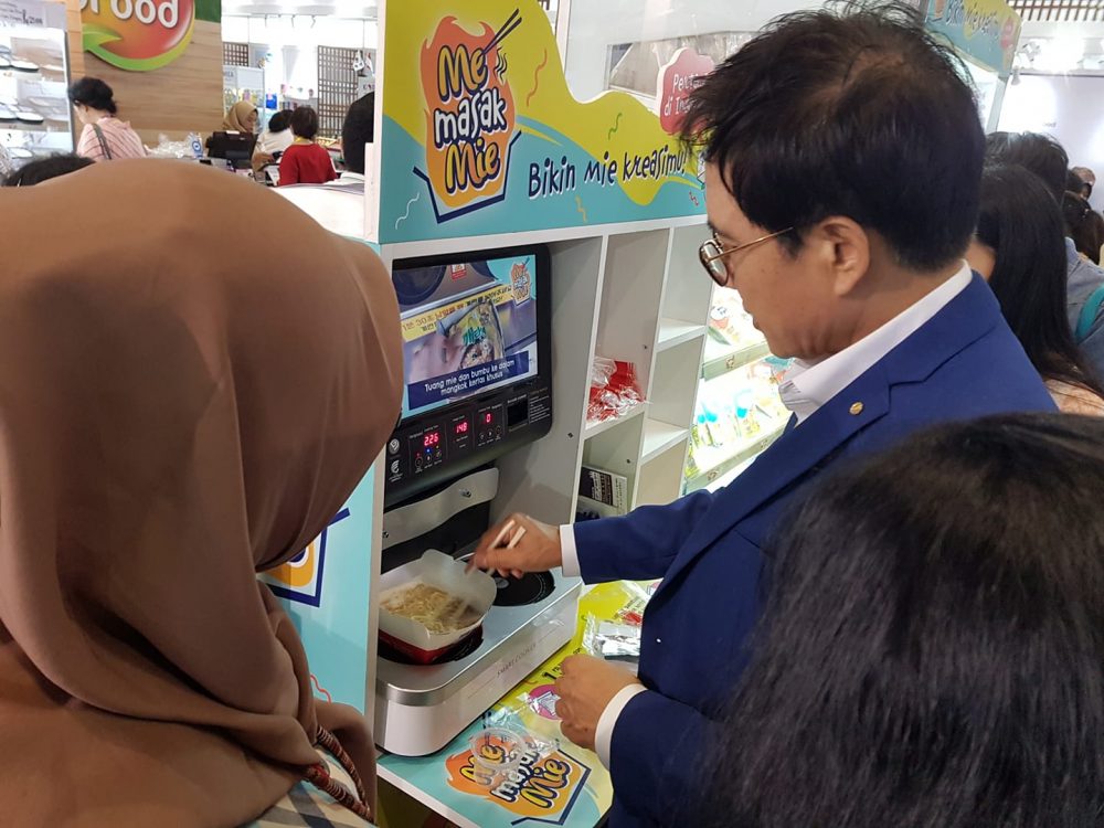 Self-cooking instant noodle machine showcased at SIAL Interfood 2019 ...